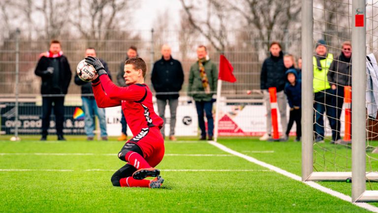 How To Be A Good Goalkeeper? [Tips And Techniques Guide]